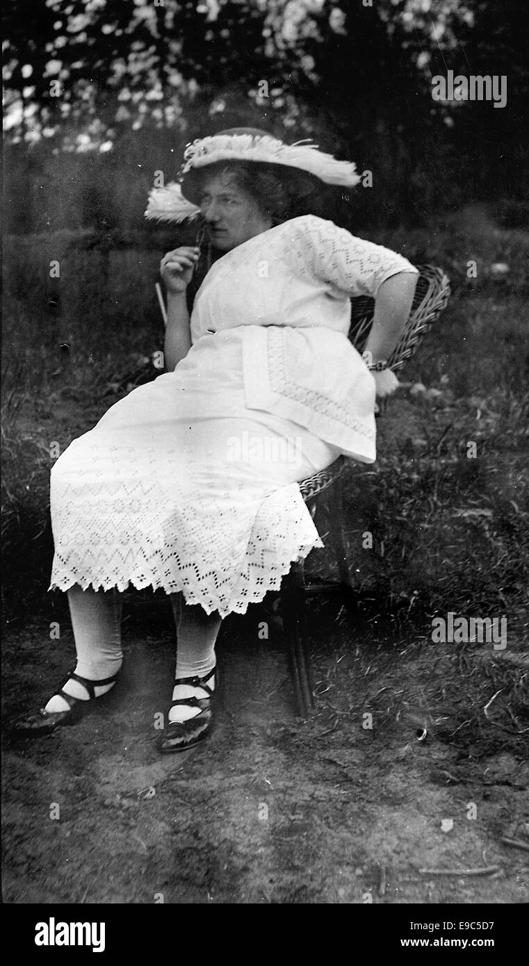 This image shows Edith Södergran as a teenager. Edith was a Finnish ...