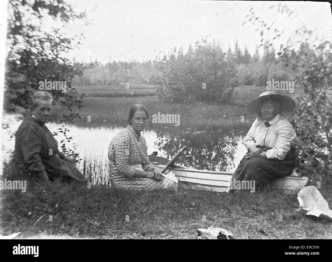 This photograph shows Edith Sædergran's mother, along with two women ...