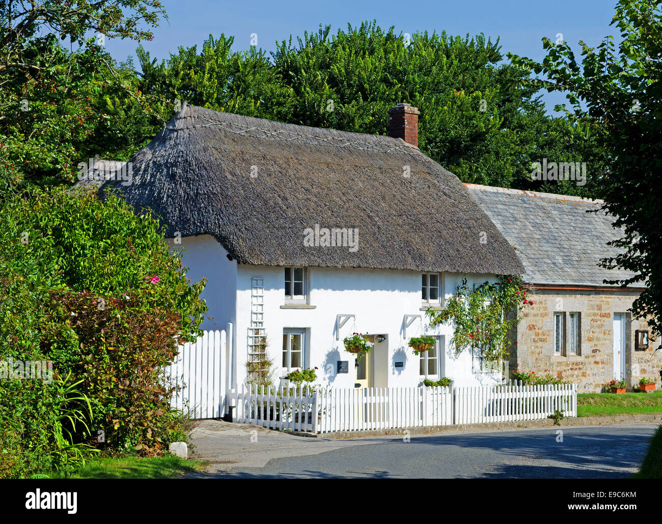 Old thatched cottage hi-res stock photography and images - Alamy