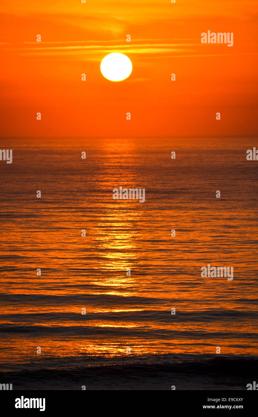 Ocean sunset waves hi-res stock photography and images - Alamy