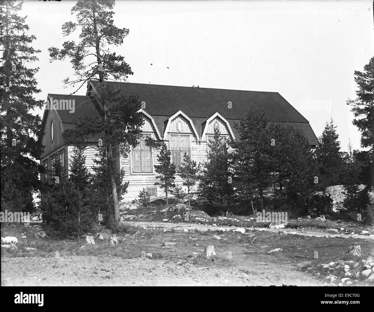 Part modern house in Black and White Stock Photos & Images - Alamy