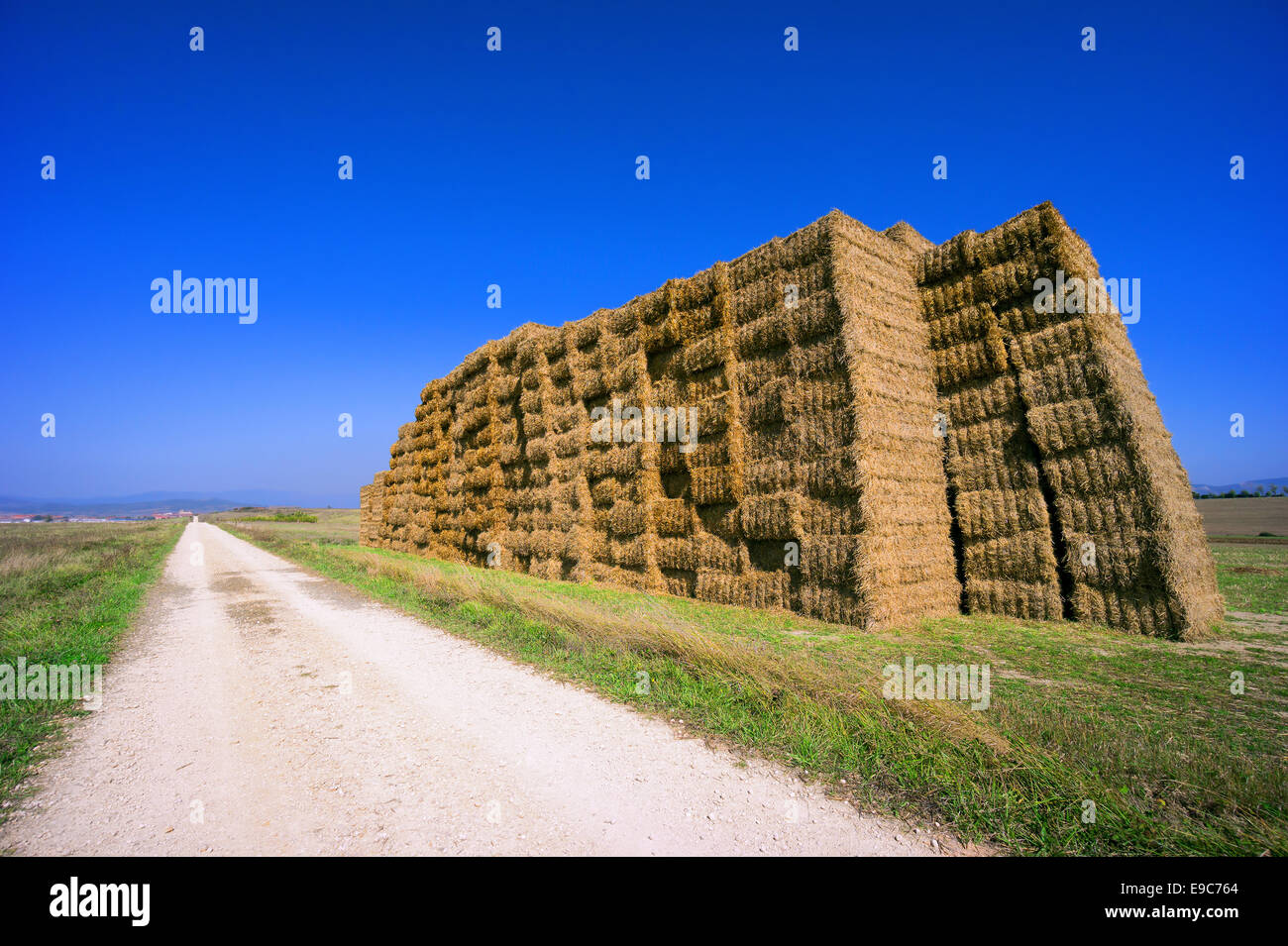 Square bale stack hi-res stock photography and images - Alamy