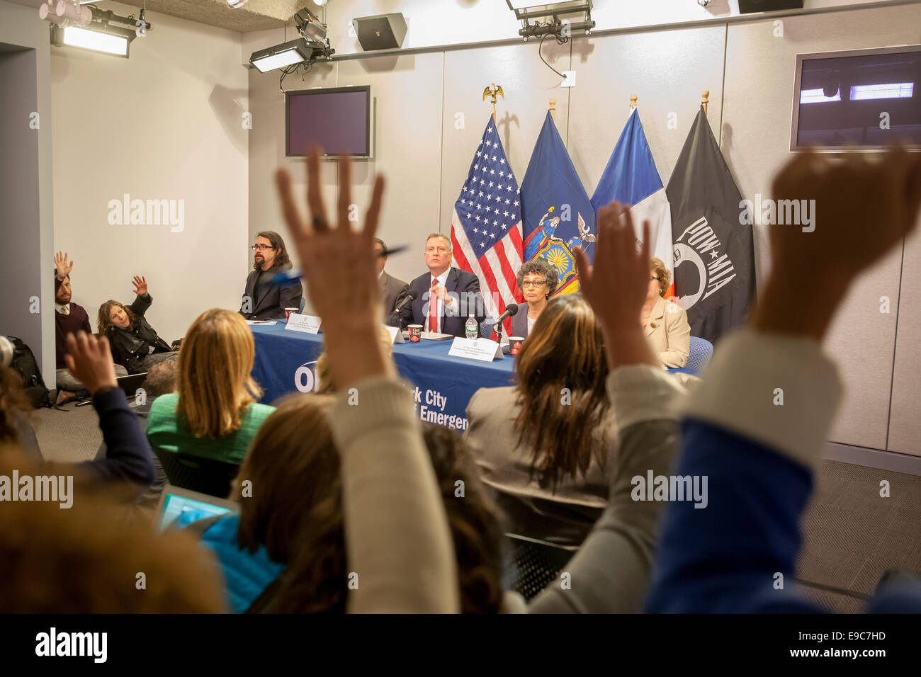 Reporters ask questions hi-res stock photography and images - Alamy