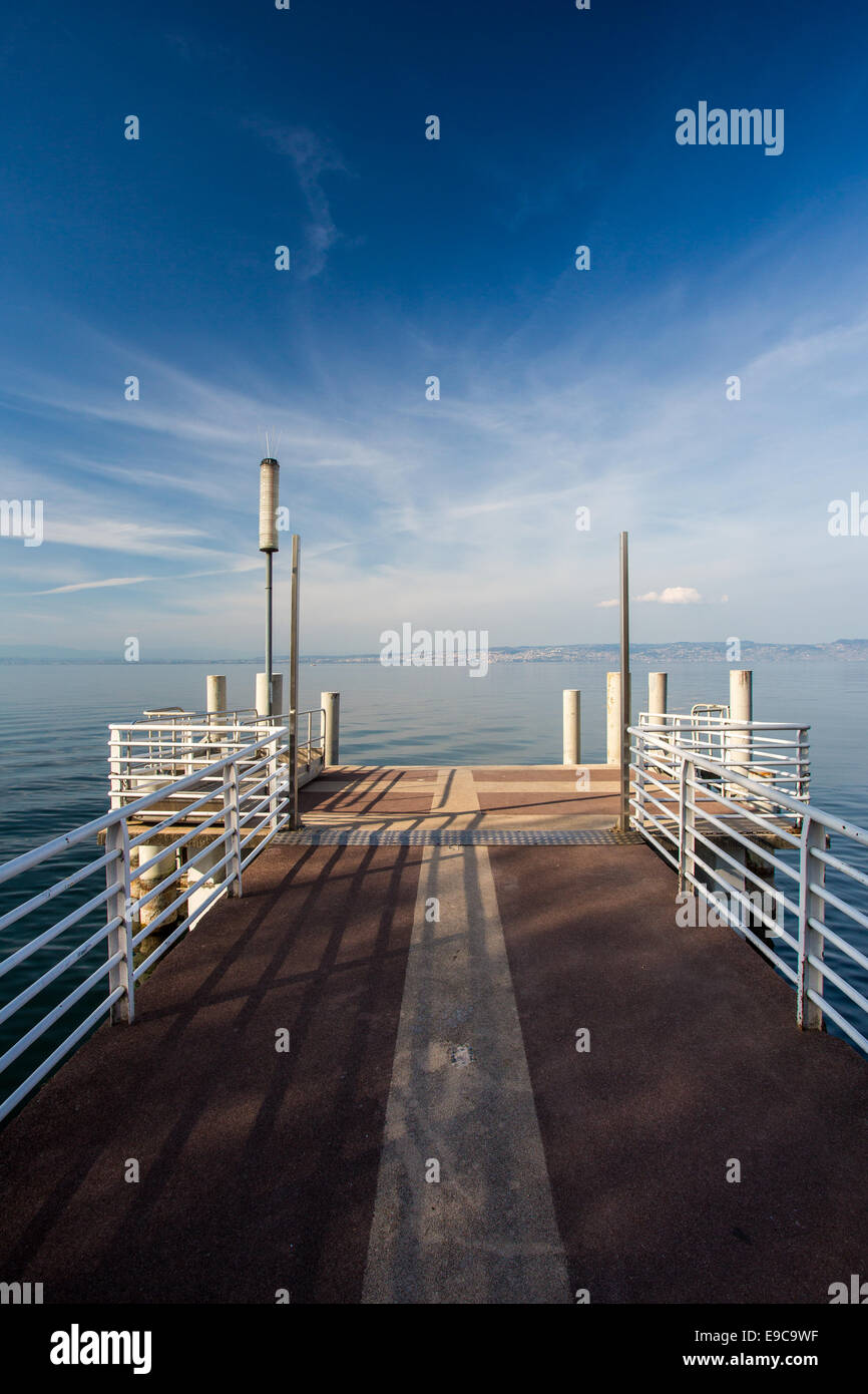 Jetty on a lovely lake Stock Photo - Alamy