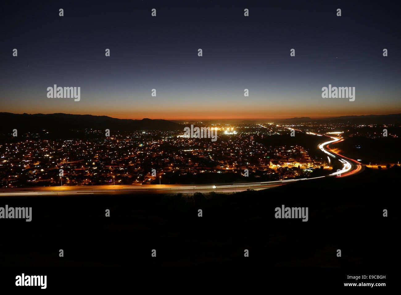 Los Angeles suburb Simi Valley at dusk Stock Photo - Alamy