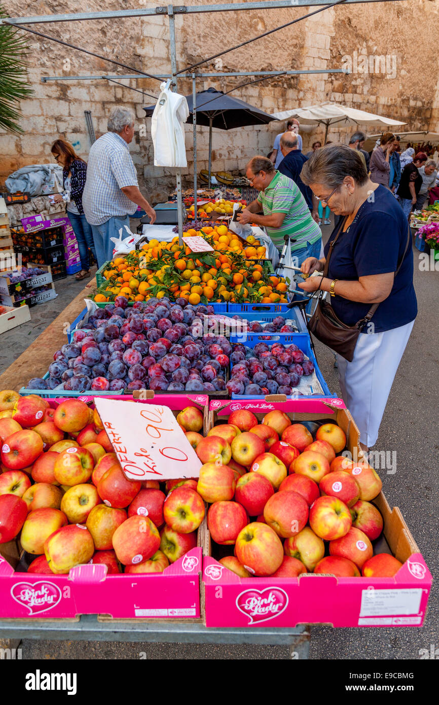 Fruta local hi-res stock photography and images - Alamy