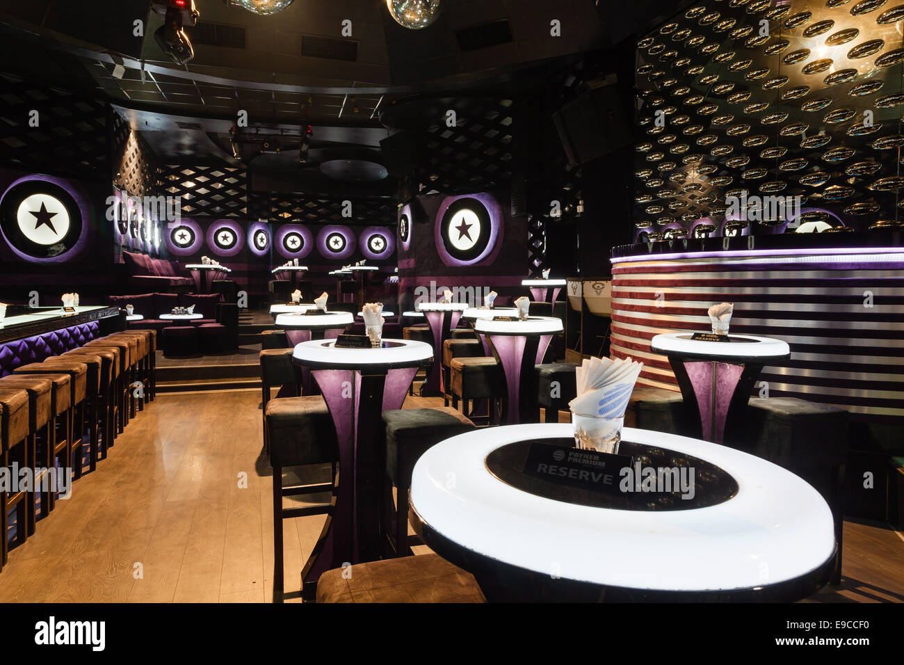 Empty dance floor disco ball hi-res stock photography and images - Alamy