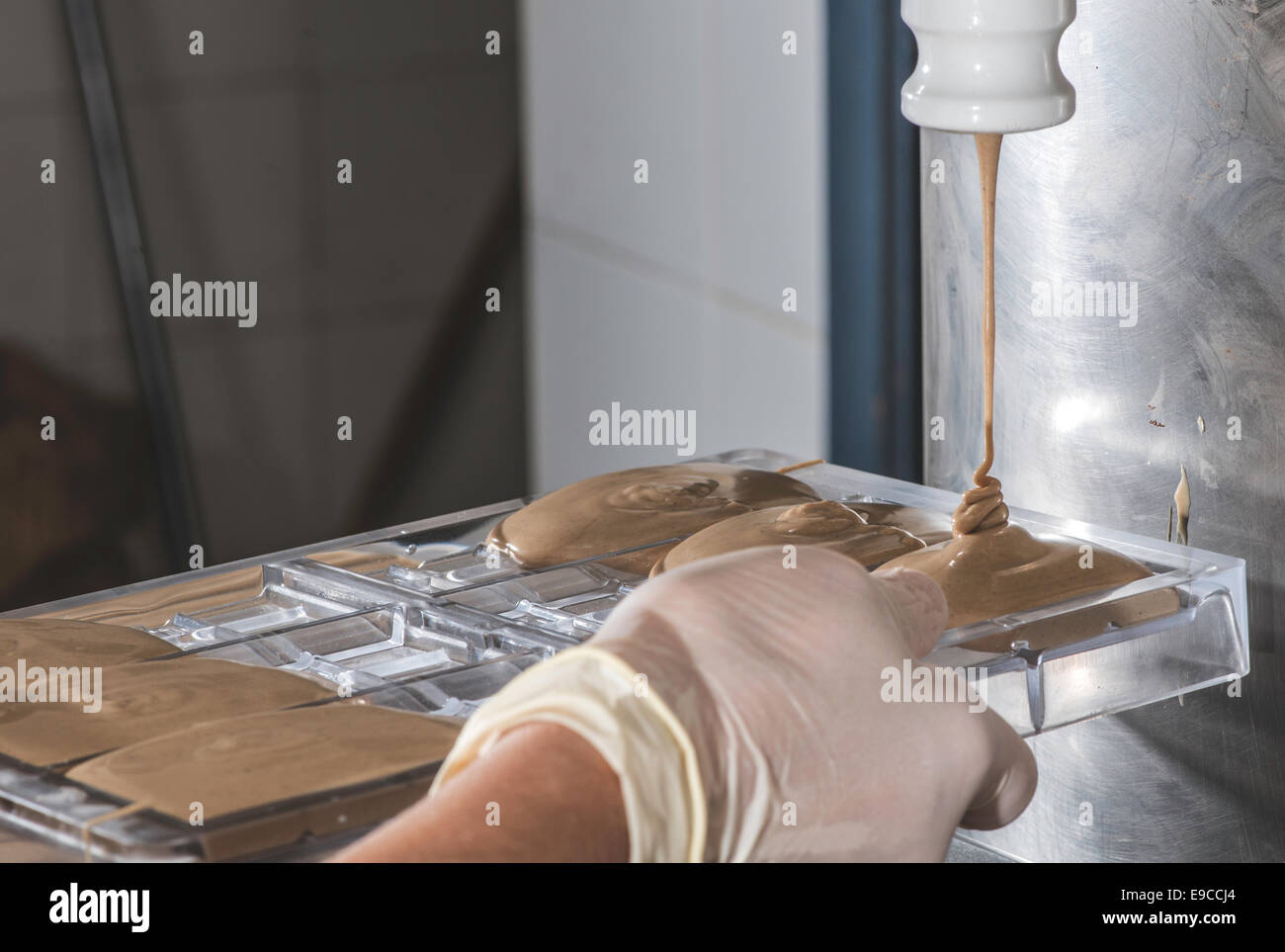 Chocolate factory making chocolate bar hi-res stock photography and ...