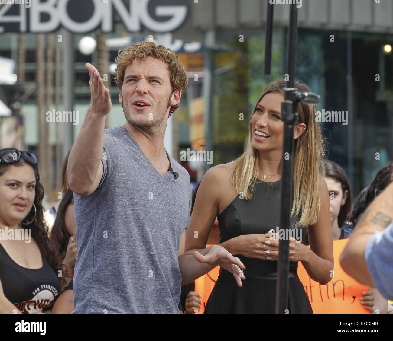 Extra tv taping paparazzi hi-res stock photography and images - Alamy