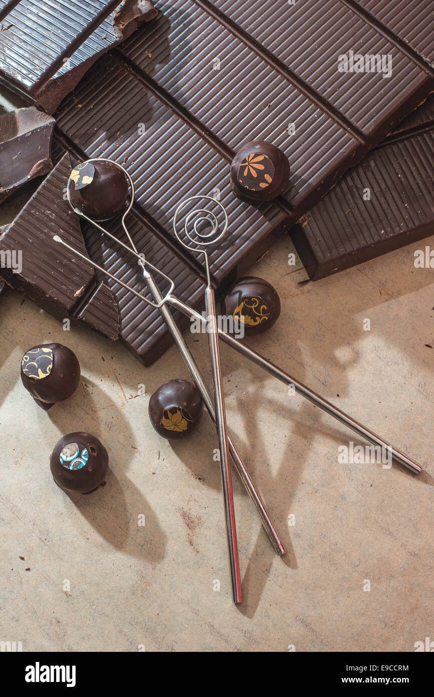 Tools for making chocolates. Chocolate bar Stock Photo - Alamy