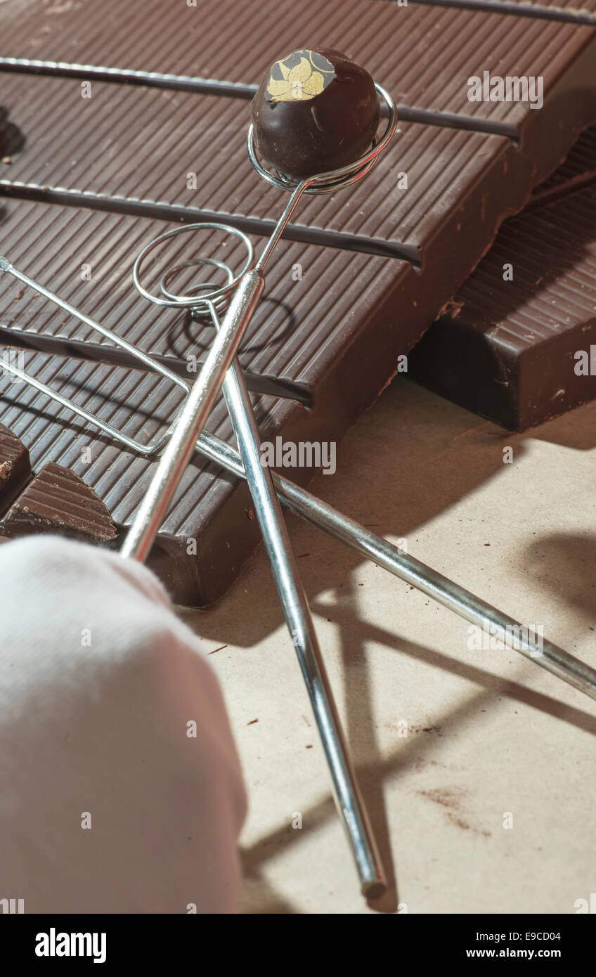 Tools for making chocolates. Chocolate bar Stock Photo - Alamy