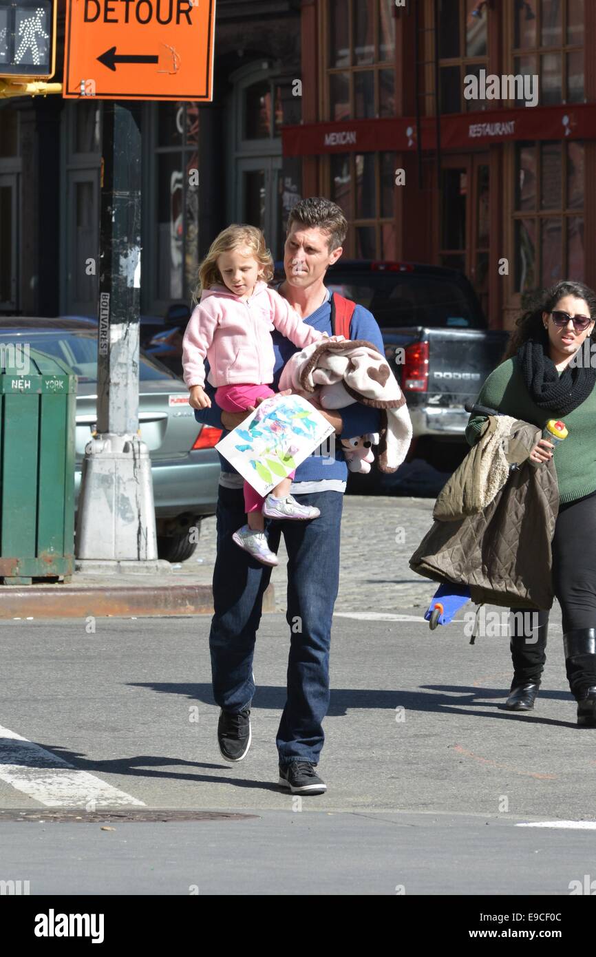 Jason Hoppy seen without his wedding ring while out with his daughter ...