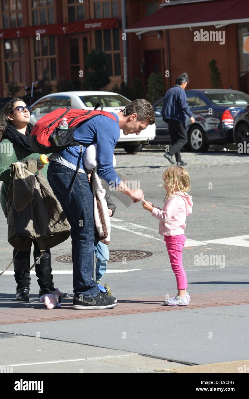 Jason Hoppy seen without his wedding ring while out with his daughter ...