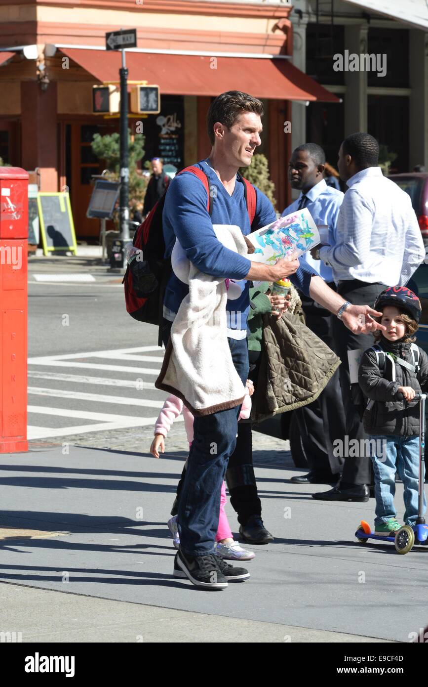 Jason Hoppy seen without his wedding ring while out with his daughter ...