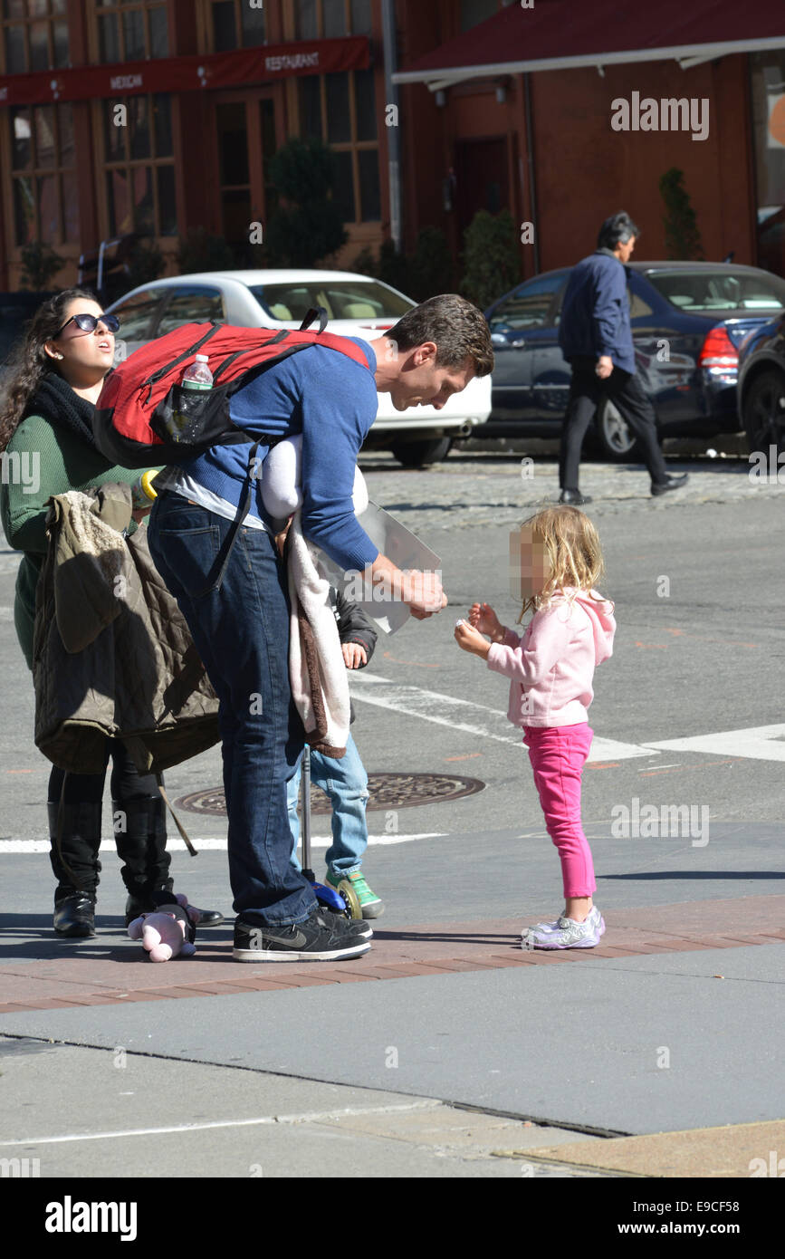 Jason Hoppy seen without his wedding ring while out with his daughter ...