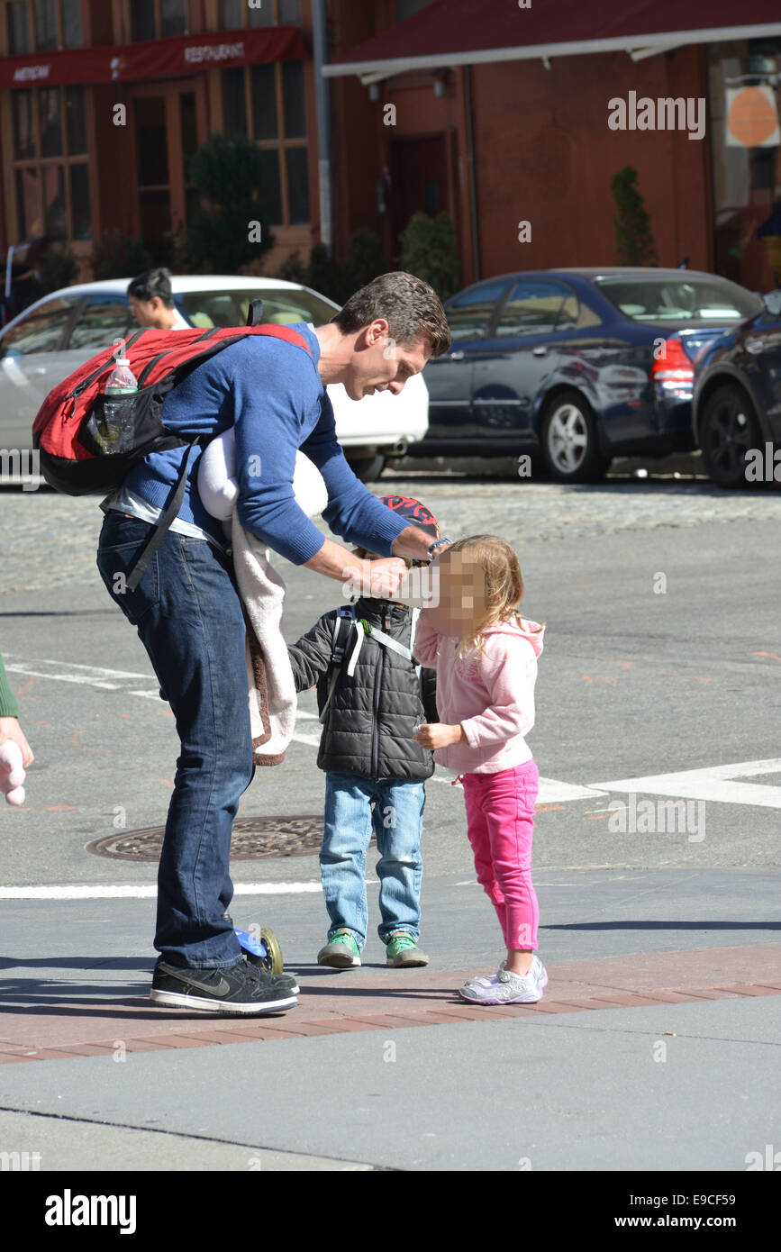 Jason Hoppy seen without his wedding ring while out with his daughter ...