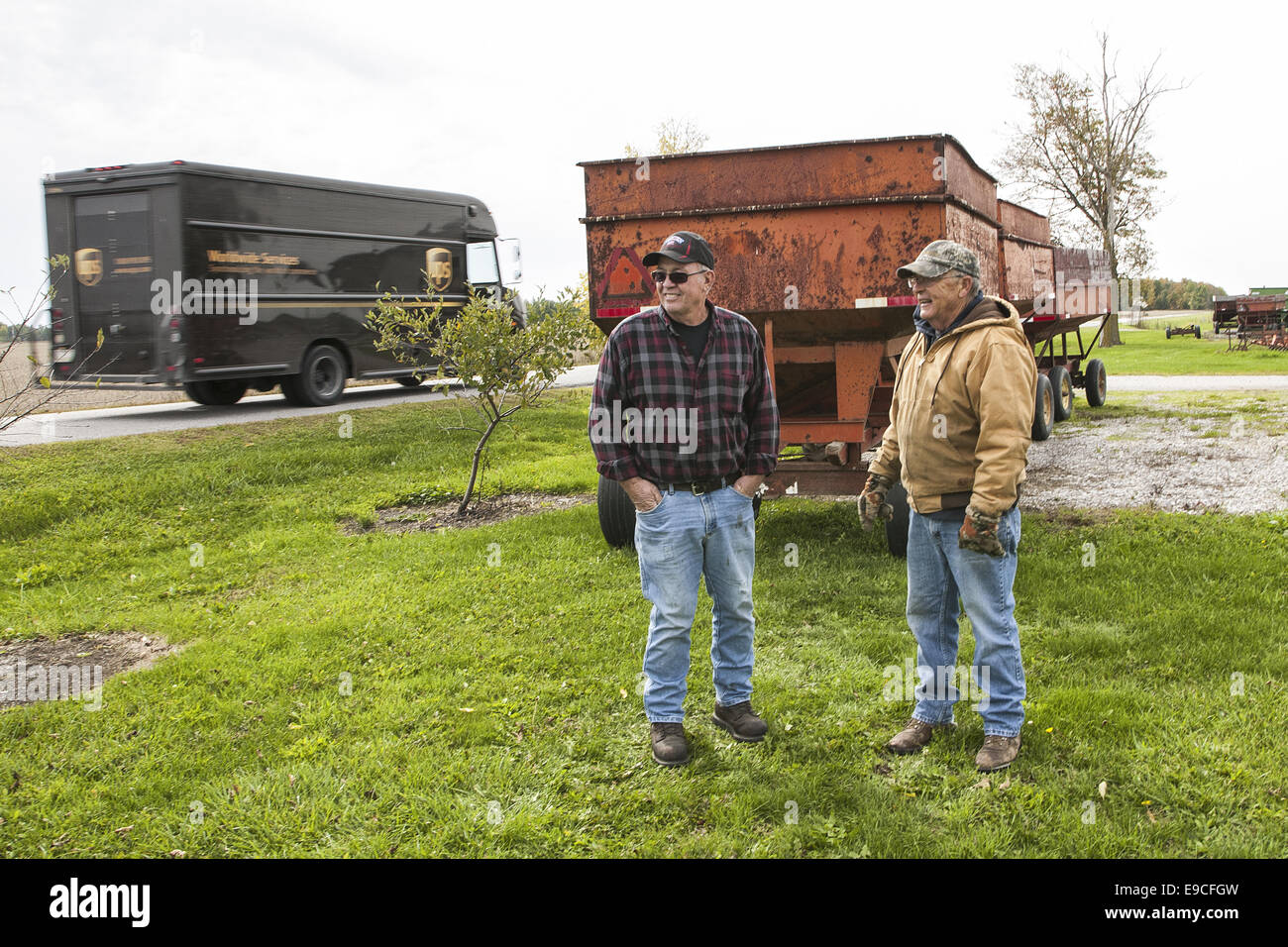 Two farmers talking hi-res stock photography and images - Alamy
