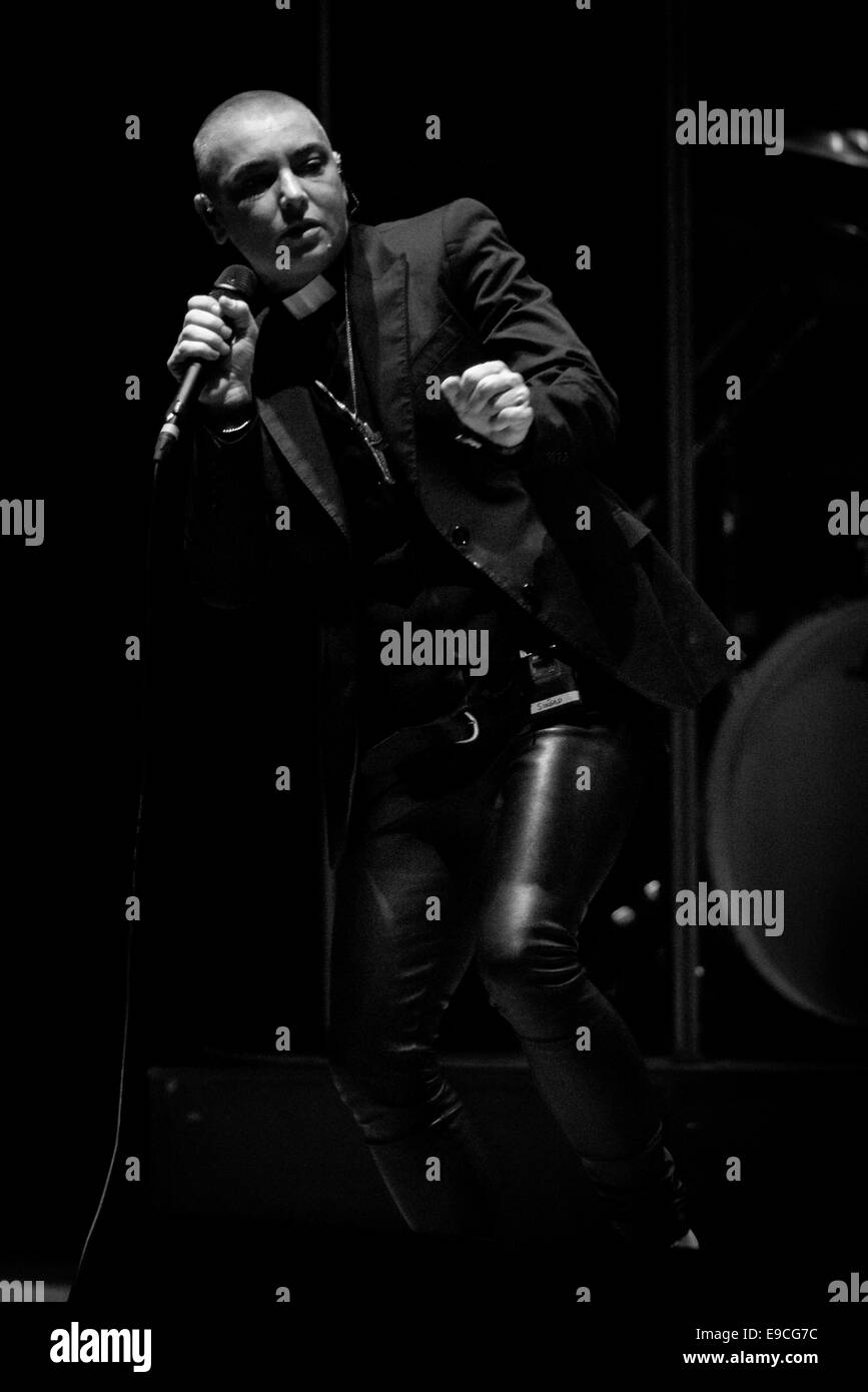 Singer and songwrite hi-res stock photography and images - Alamy
