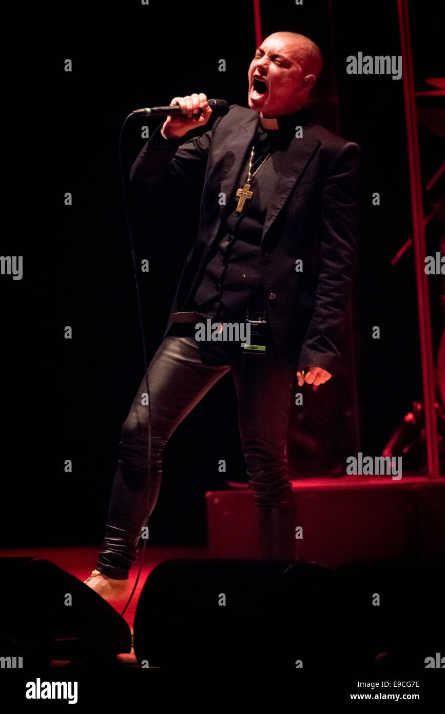 Irish singer songwrite hi-res stock photography and images - Alamy