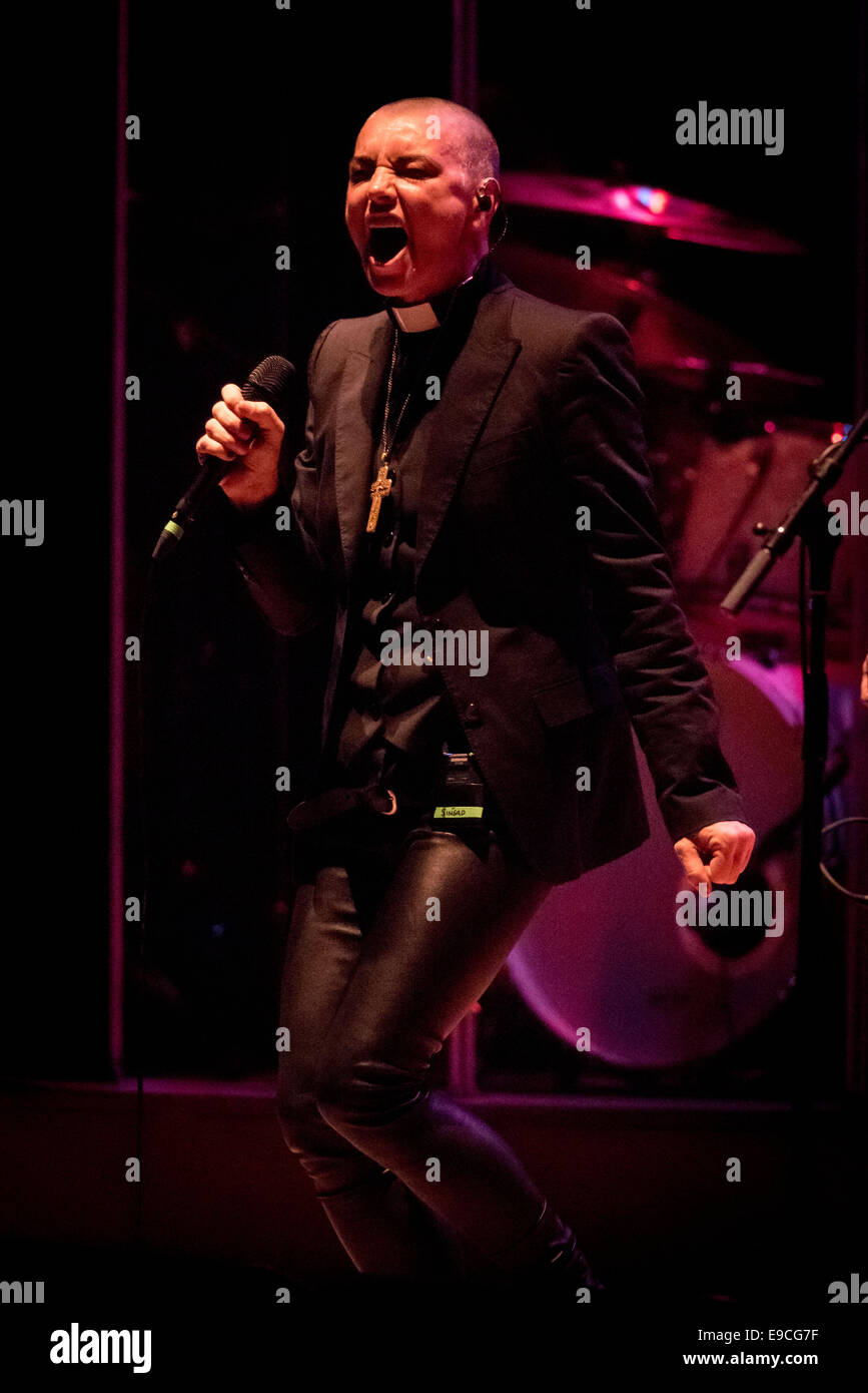 Irish singer songwrite hi-res stock photography and images - Alamy