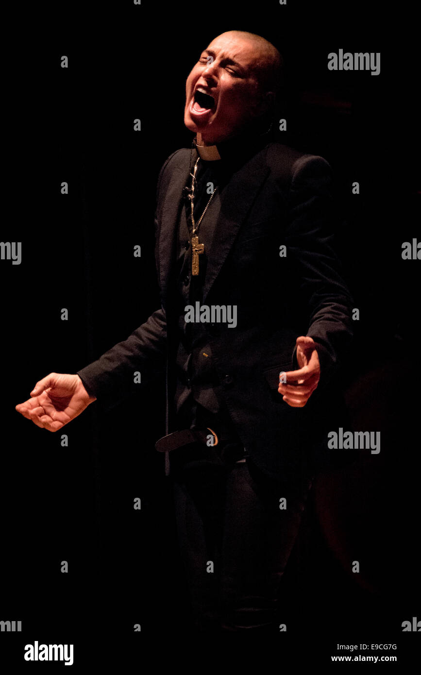 Singer and songwrite hi-res stock photography and images - Alamy