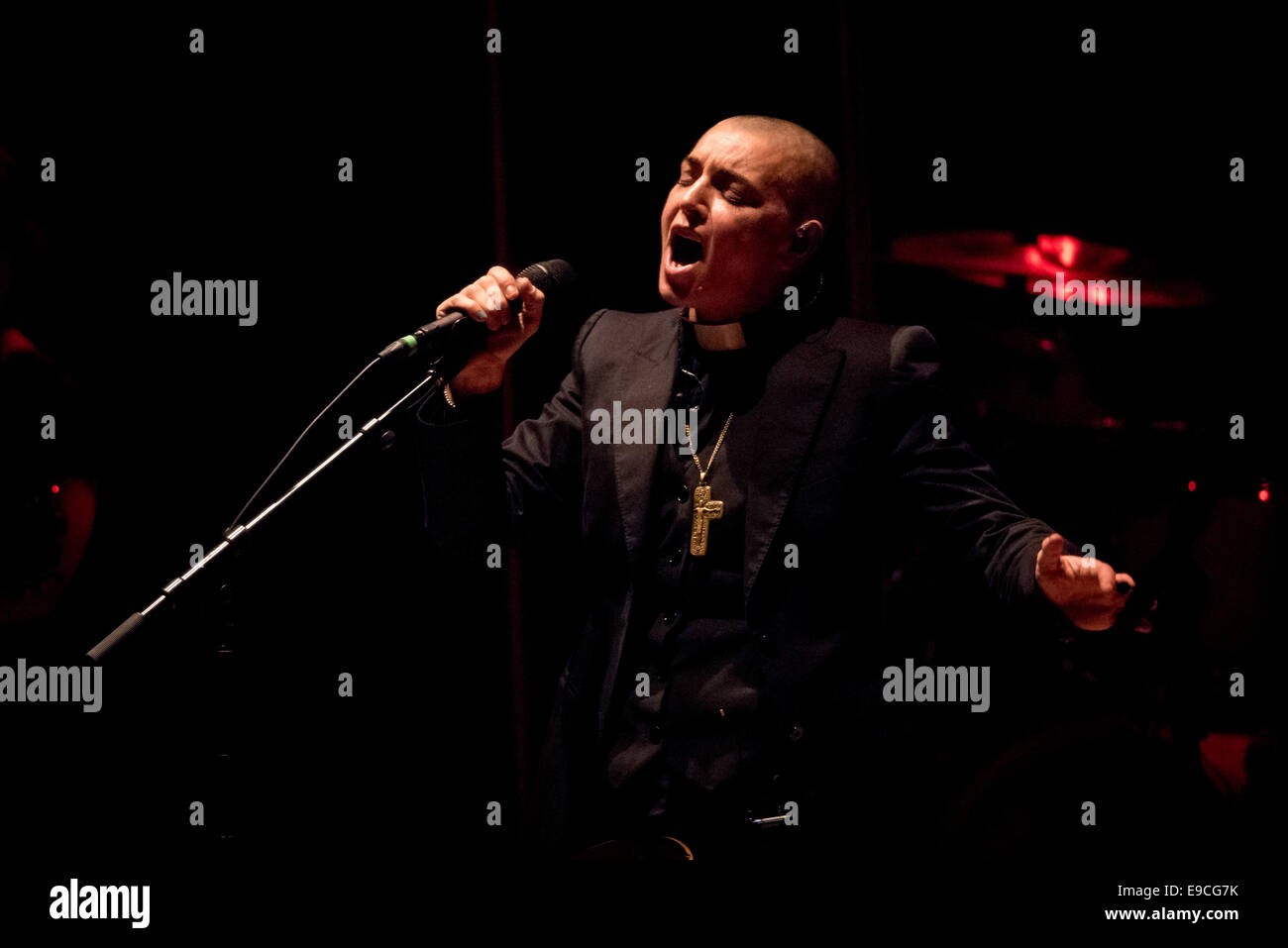 Irish singer songwrite hi-res stock photography and images - Alamy