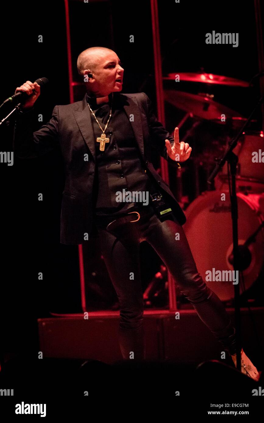 Irish singer songwrite hi-res stock photography and images - Alamy