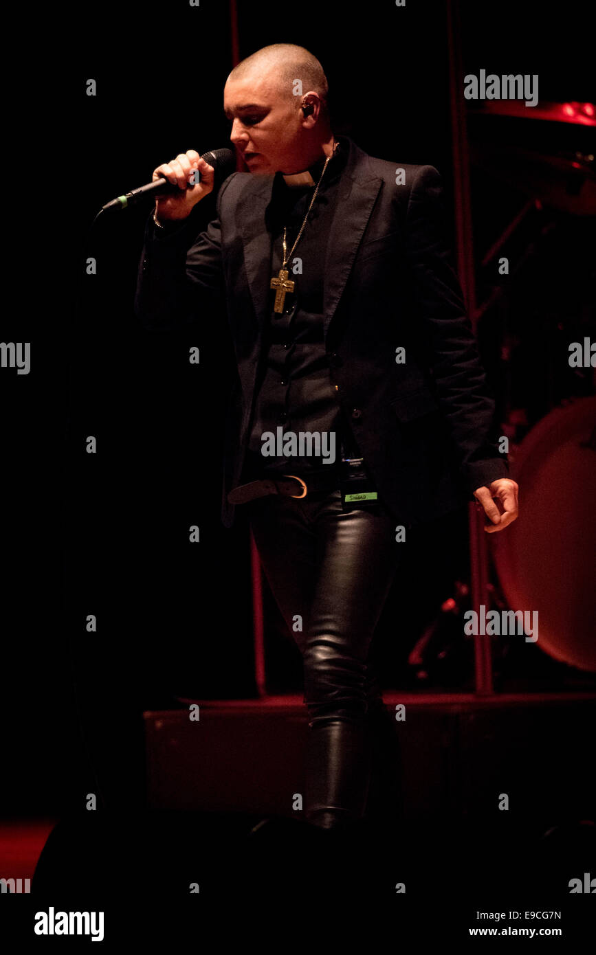 Irish singer songwrite hi-res stock photography and images - Alamy