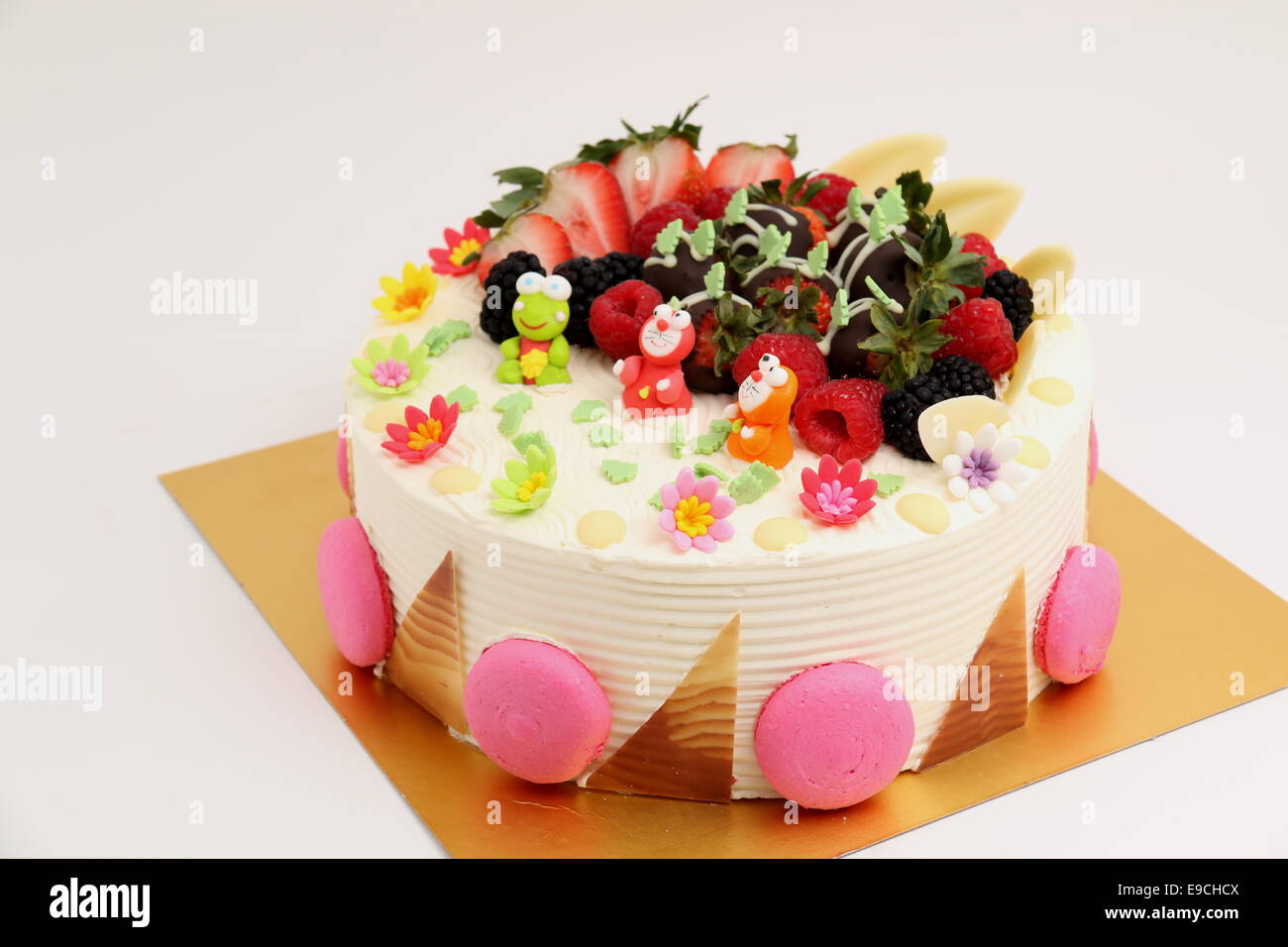 A Round vanilla cake decorated with fresh fruits Stock Photo - Alamy