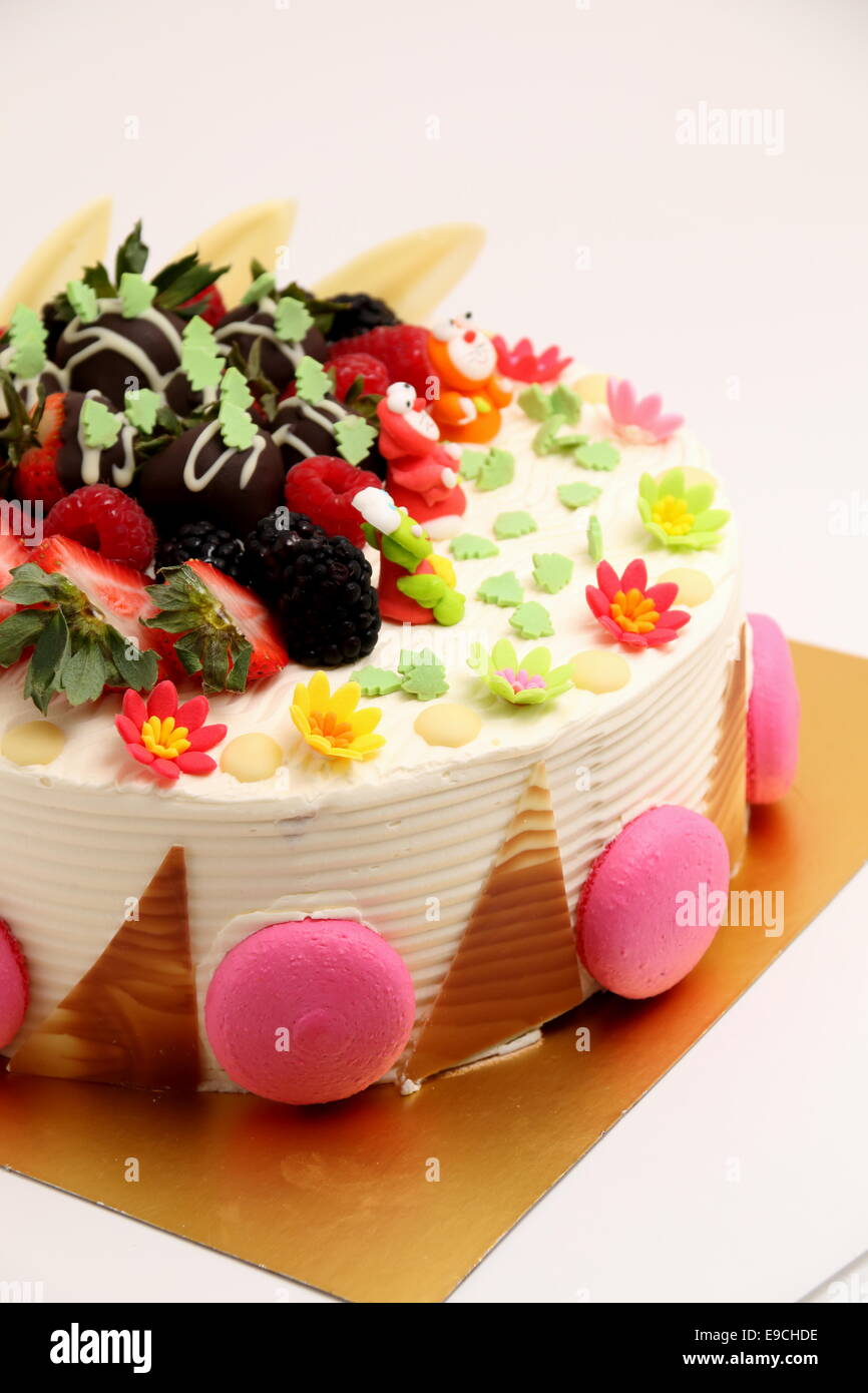 A Round vanilla cake decorated with fresh fruits Stock Photo - Alamy