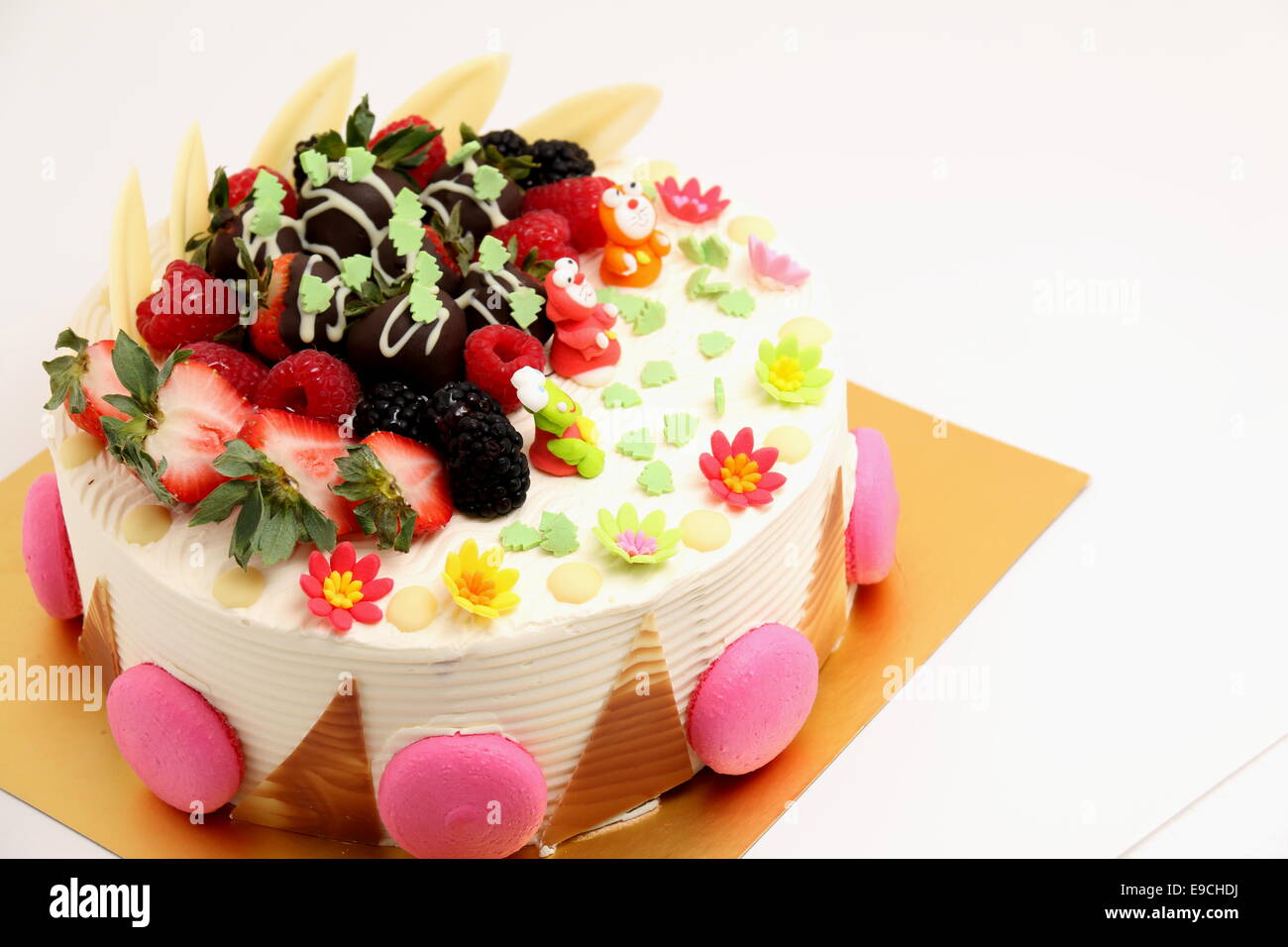 A Round vanilla cake decorated with fresh fruits Stock Photo - Alamy