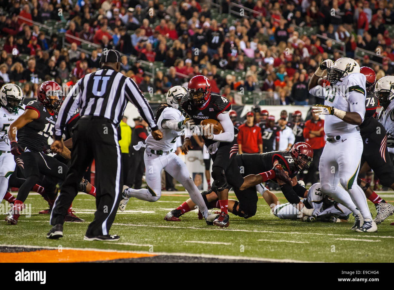 Cincinnati Bearcats quarterback Munchie Legaux (4) carries the ball in ...