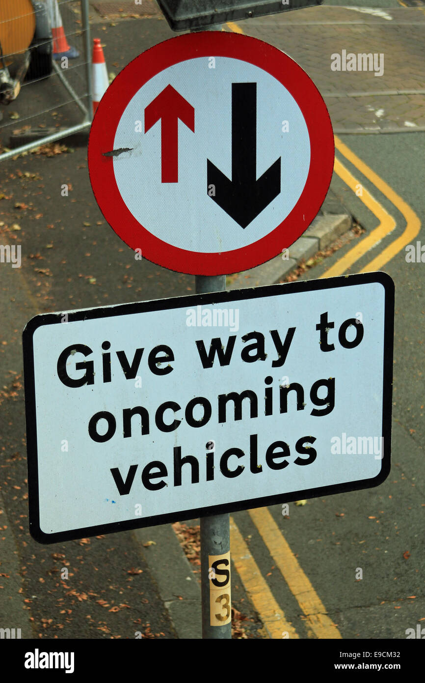 Give way to oncoming vehicles sign hi-res stock photography and images ...