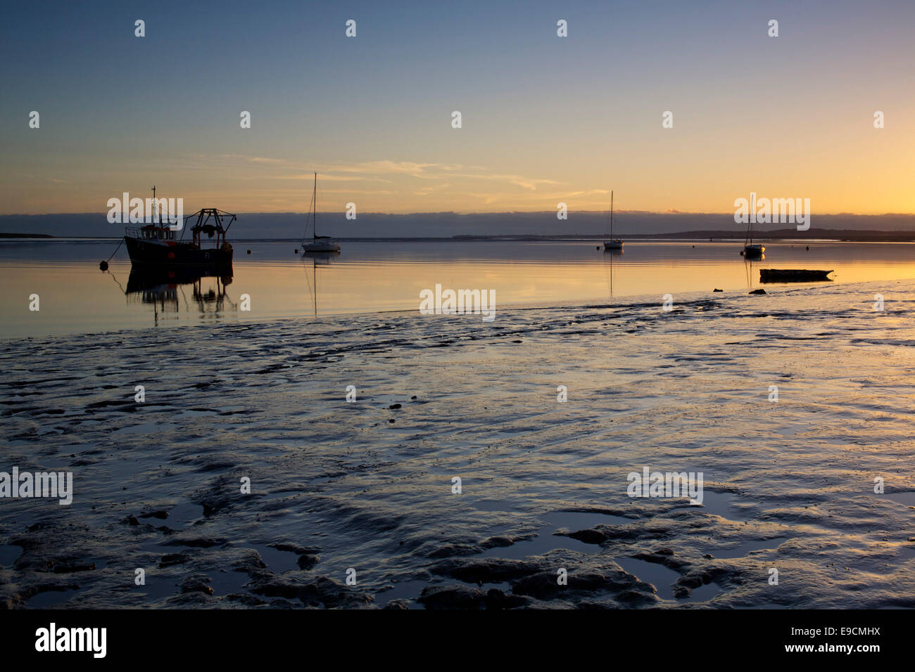 Swale Estuary near Faversham, Kent UK. 25th October 2014. UK Weather: A ...