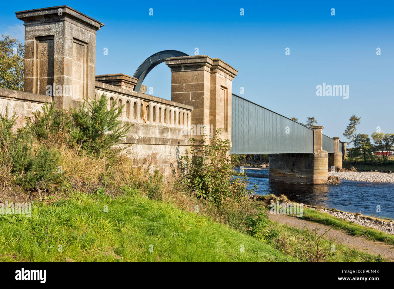 RAILWAY BRIDGE OVER THE RIVER FINDHORN WHICH FLOWS ALONG A NEW RIVER ...