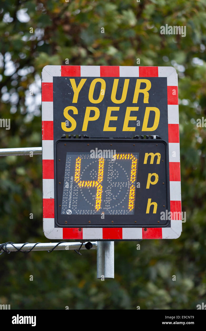 Speed Indicator Device (SID) in Kent on a 30 mph mile per hour stretch ...