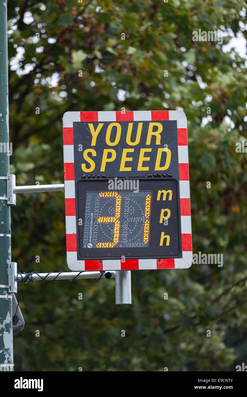 Speed Indicator Device (SID) in Kent on a 30 mph mile per hour stretch ...