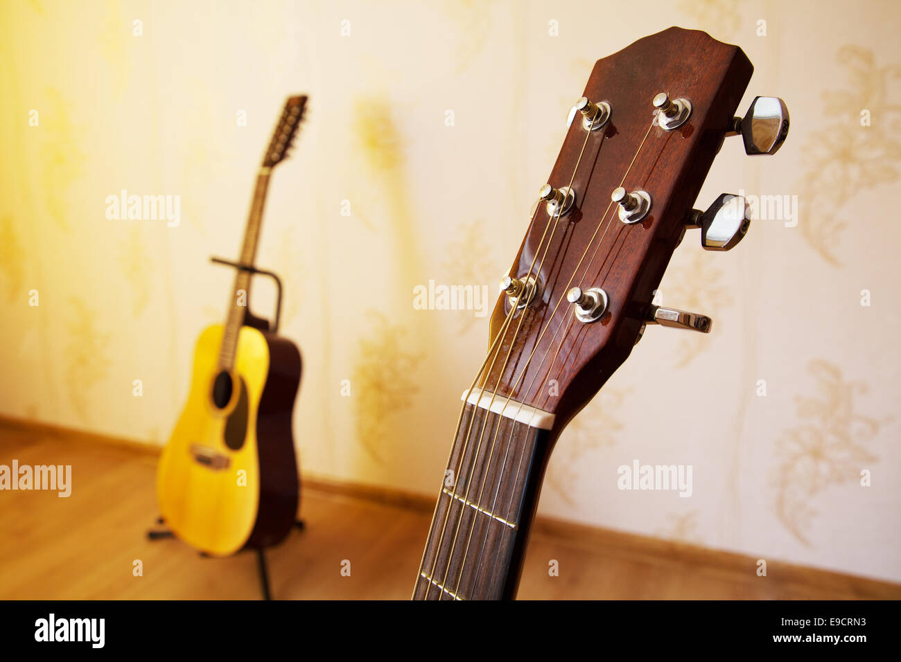 head of acoustic six-string guitar closeup Stock Photo - Alamy