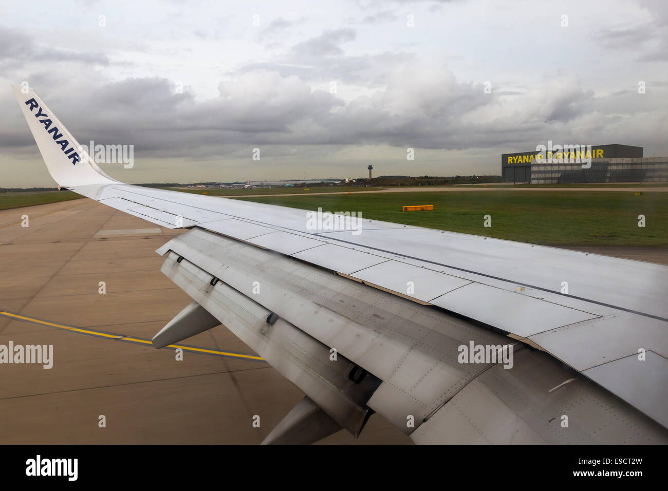 Ryanair boeing 737 plane taking off from runway hi-res stock ...