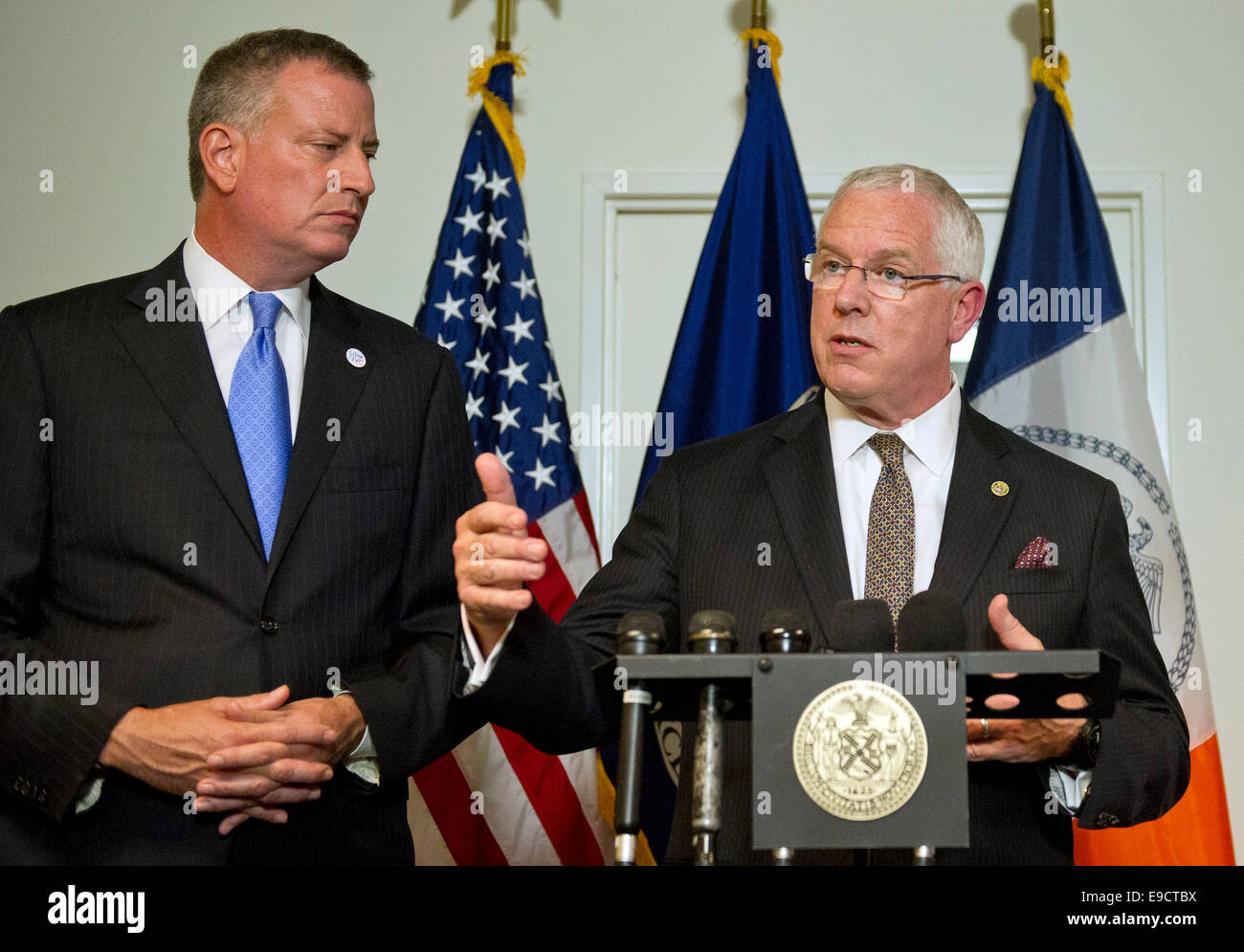 Mayor Bill de Blasio of New York City, left, and NYPD Deputy ...