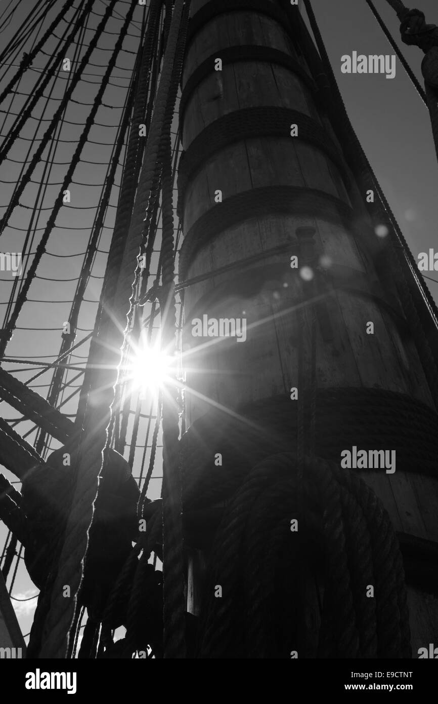 18th century ship rigging Black and White Stock Photos & Images - Alamy