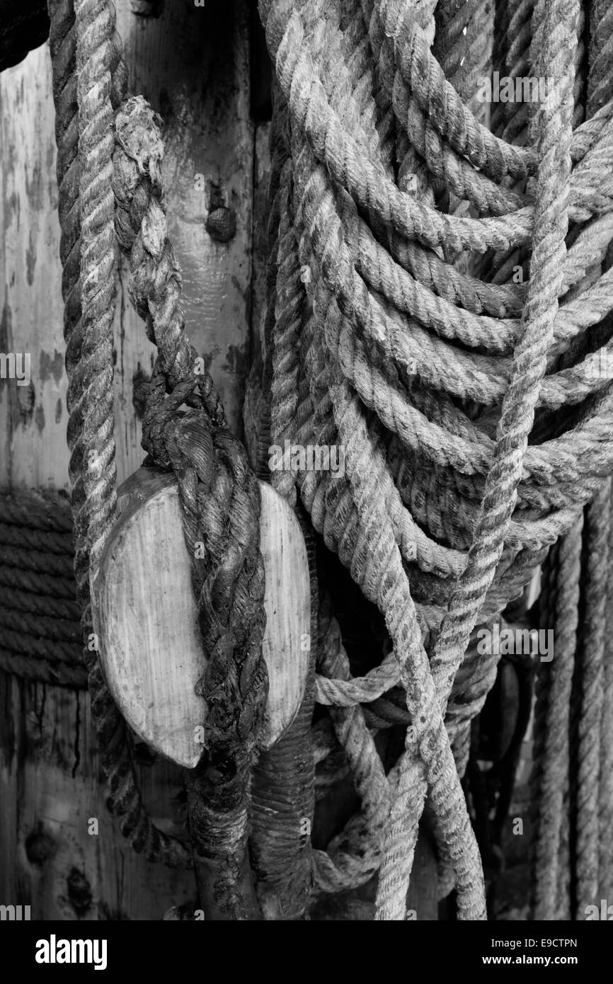 Mast nautical rigging ropes Black and White Stock Photos & Images - Alamy