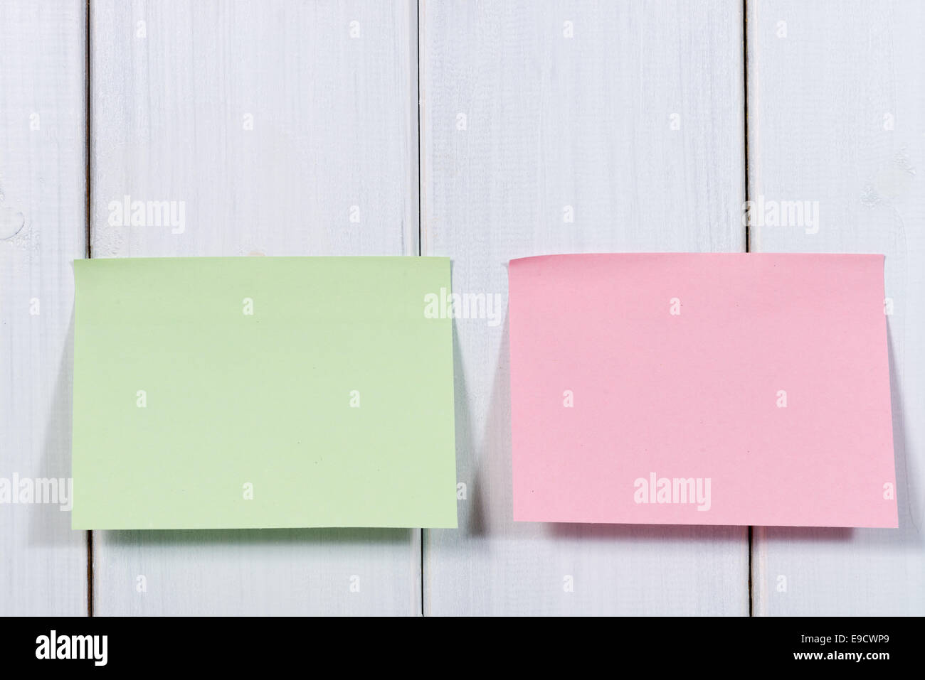 Note paper stick on wood background Stock Photo - Alamy