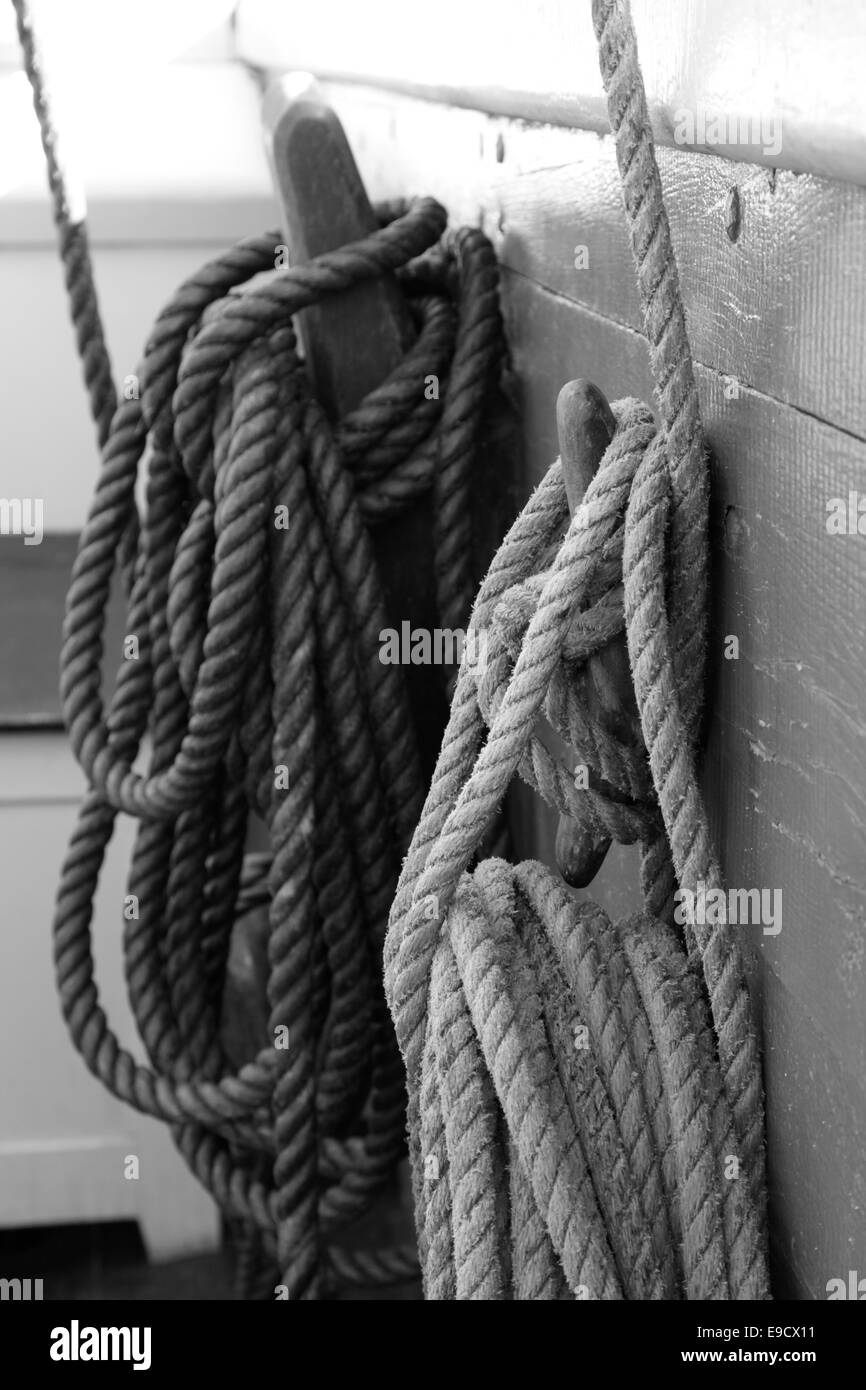 Tarred ropes hi-res stock photography and images - Alamy