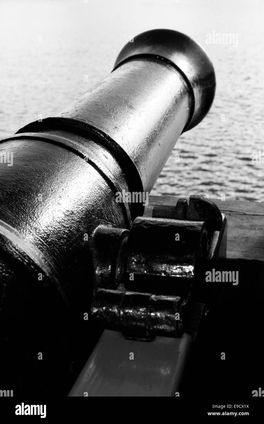 Cannon on a tall ship Stock Photo - Alamy
