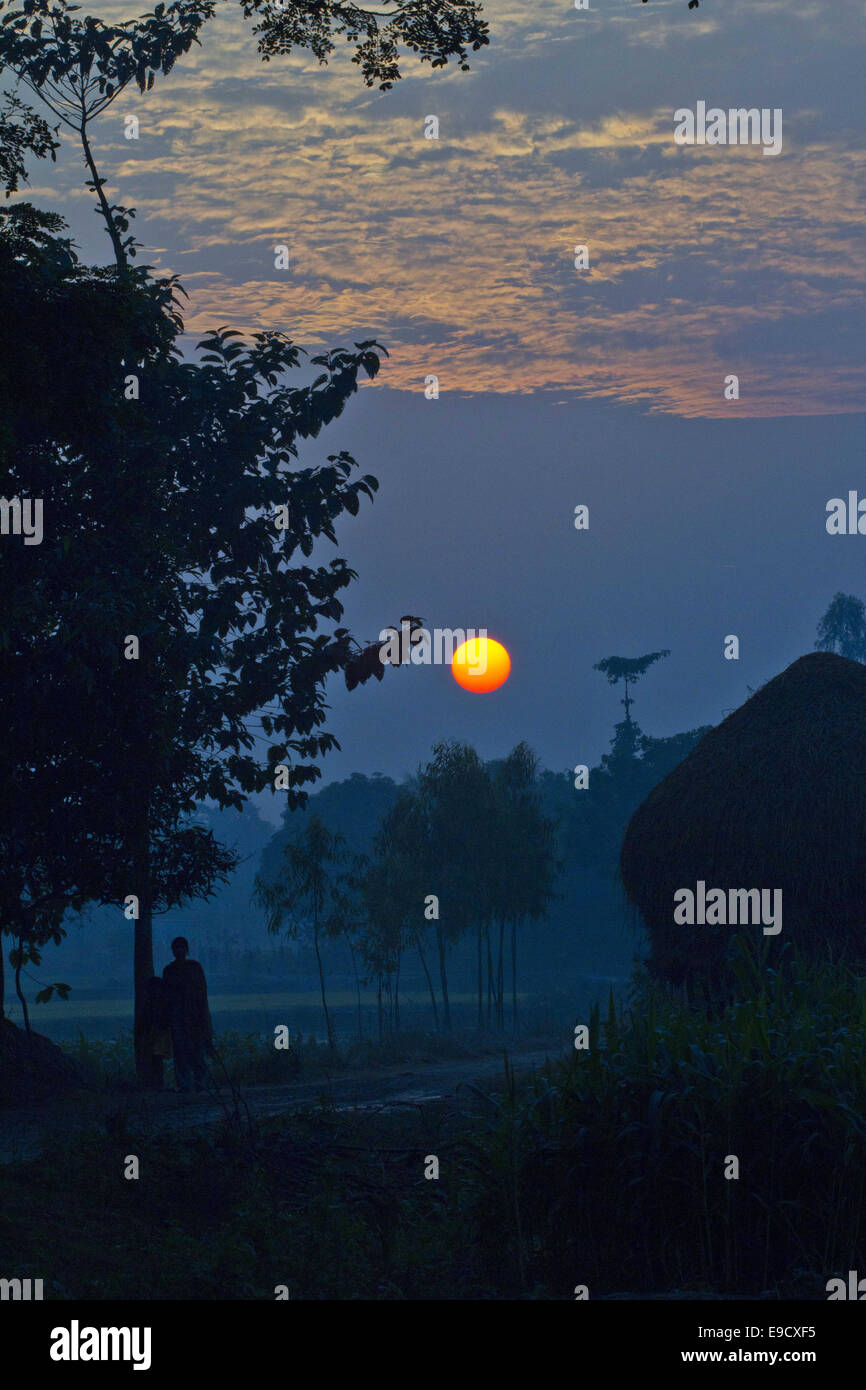 Lifestyle of villagers of bangladesh hi-res stock photography and ...