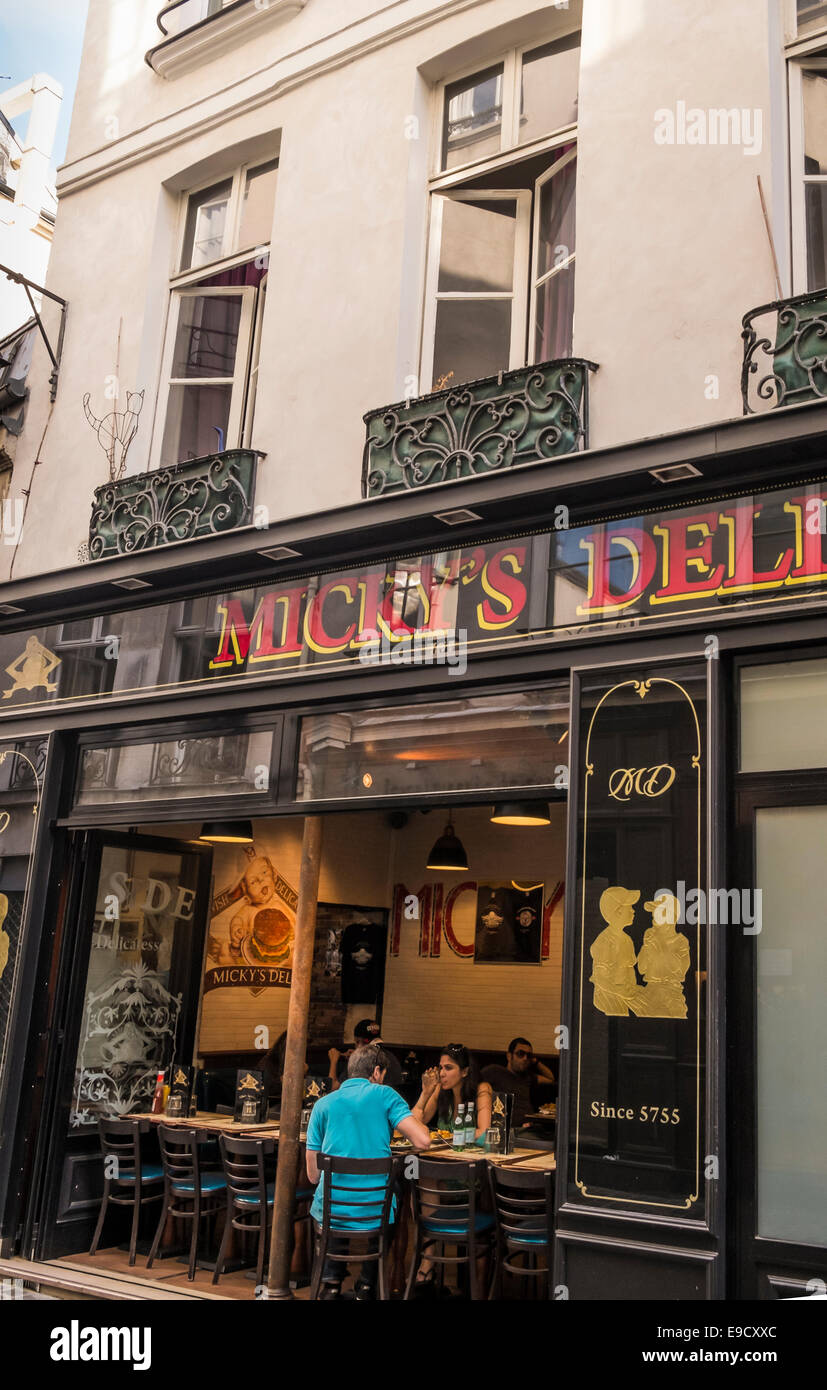 Amerikanische touristen in paris hi-res stock photography and images ...