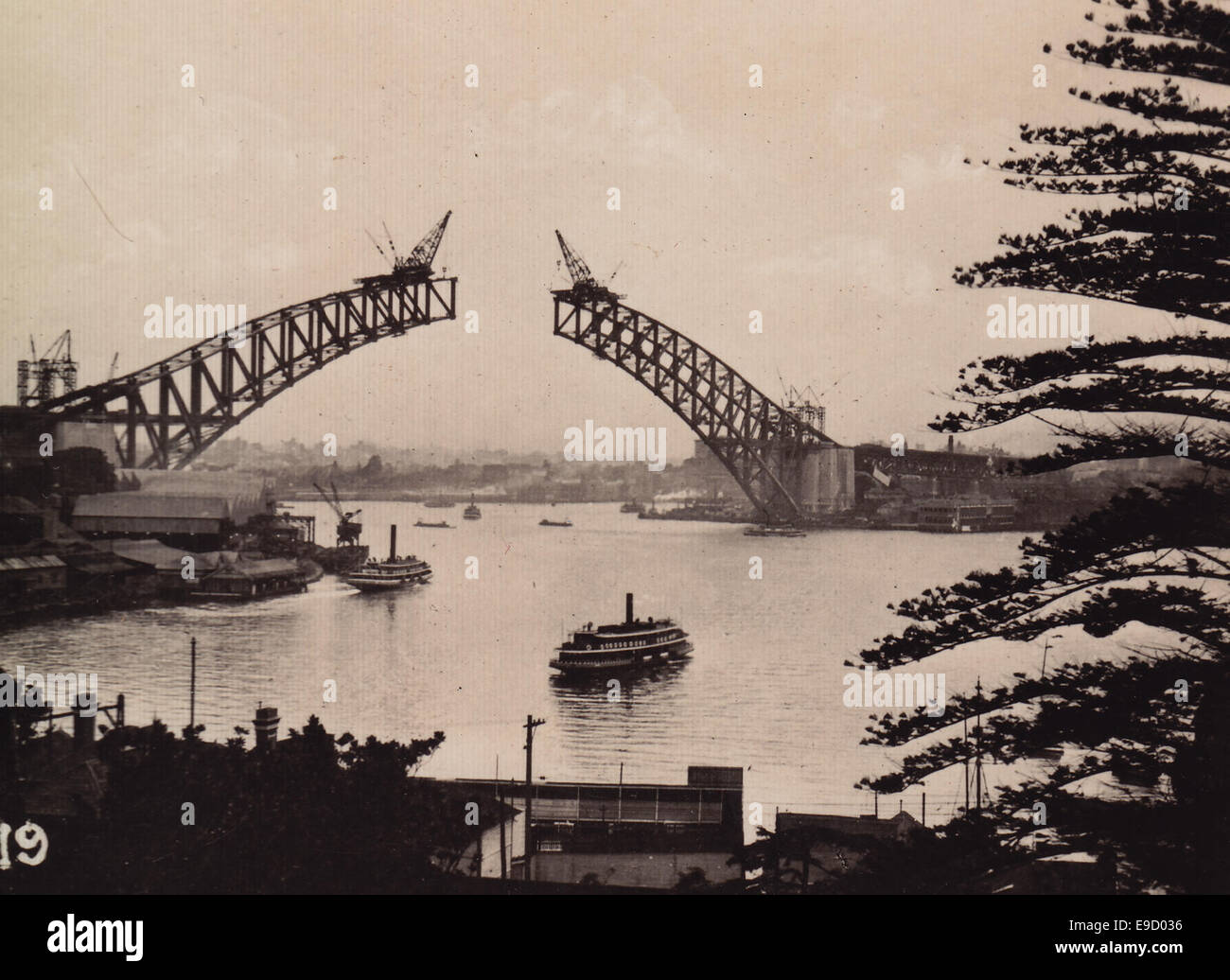Construction of Sydney Harbour Bridge - looking from 13752175293 o ...