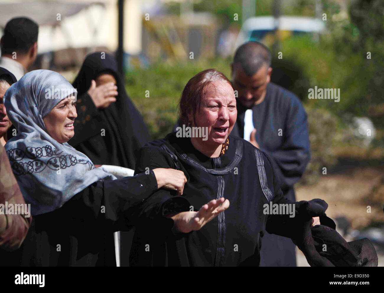 Cairo, Egypt. 25th Oct, 2014. Egyptian family members grieving during ...