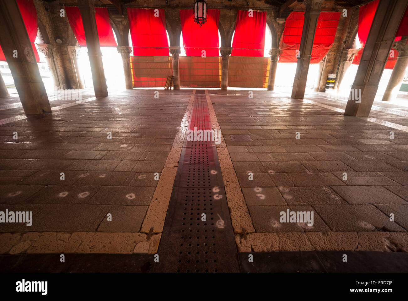 Empty fish market hi-res stock photography and images - Alamy